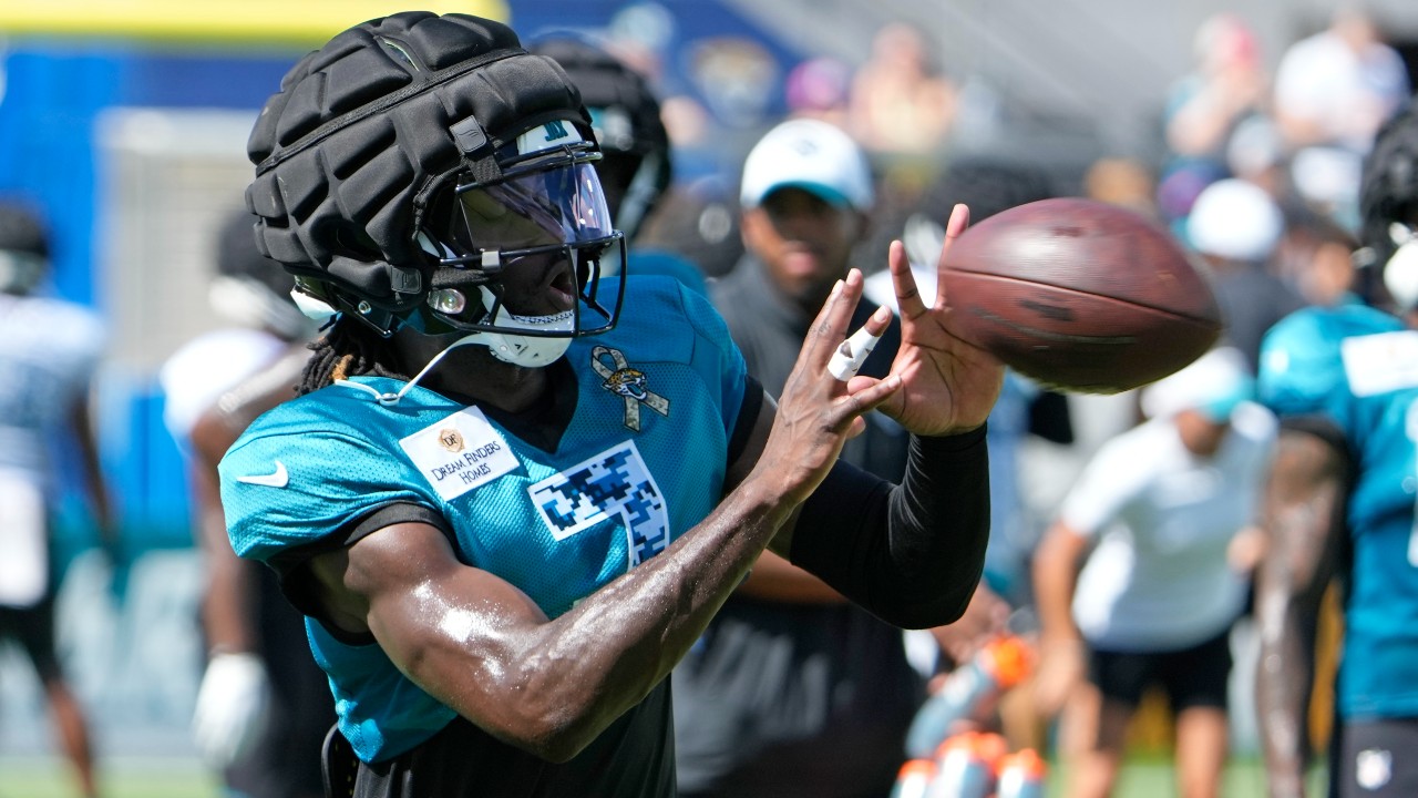 Jaguars WR Thomas Jr. leaves practice after bruising right shoulder ...
