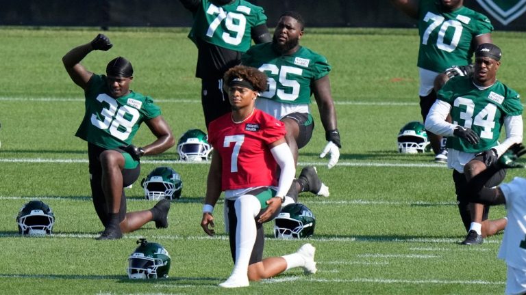 Jets QB Justin Fields returns day after dislocating toe, but doesn't practise - Sportsnet.ca