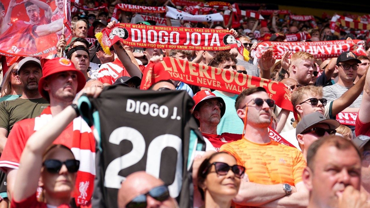 Liverpool players, fans pay tribute to Jota in first game since forward ...