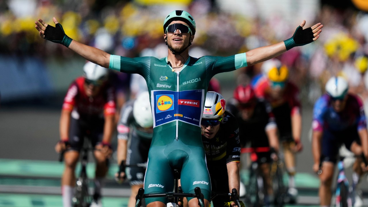 Jonathan Milan wins Tour de France Stage 8 in sprint finish - Sportsnet.ca