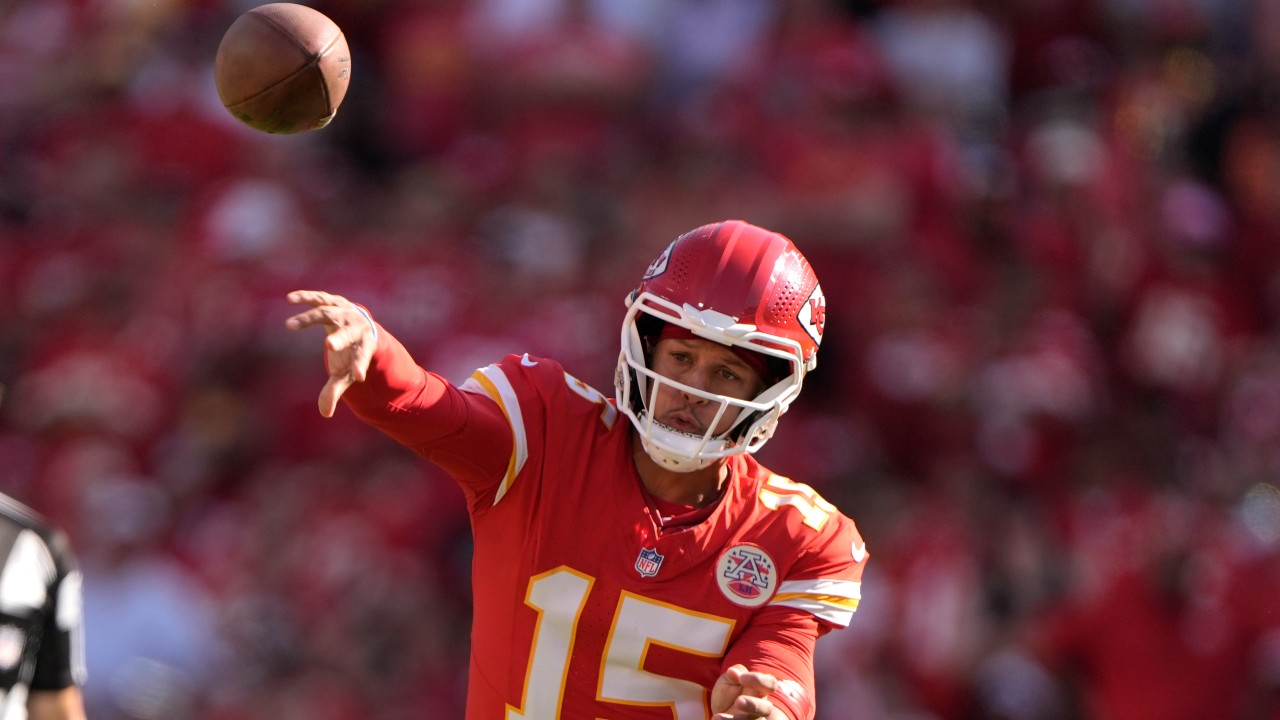 NFL Week 4 Roundup: Mahomes, Chiefs roll to victory over Ravens ...