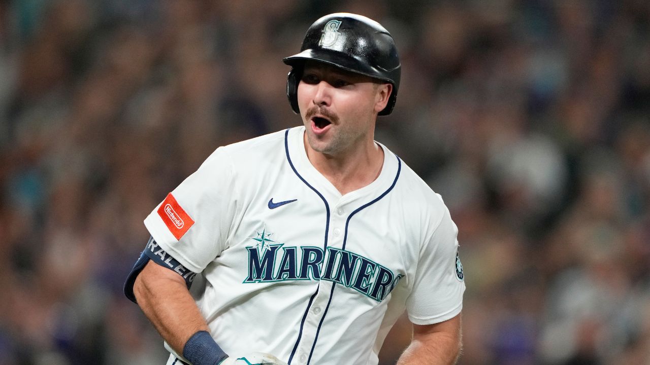 Cal Raleigh hits 60th HR, Mariners clinch AL West - Sportsnet.ca