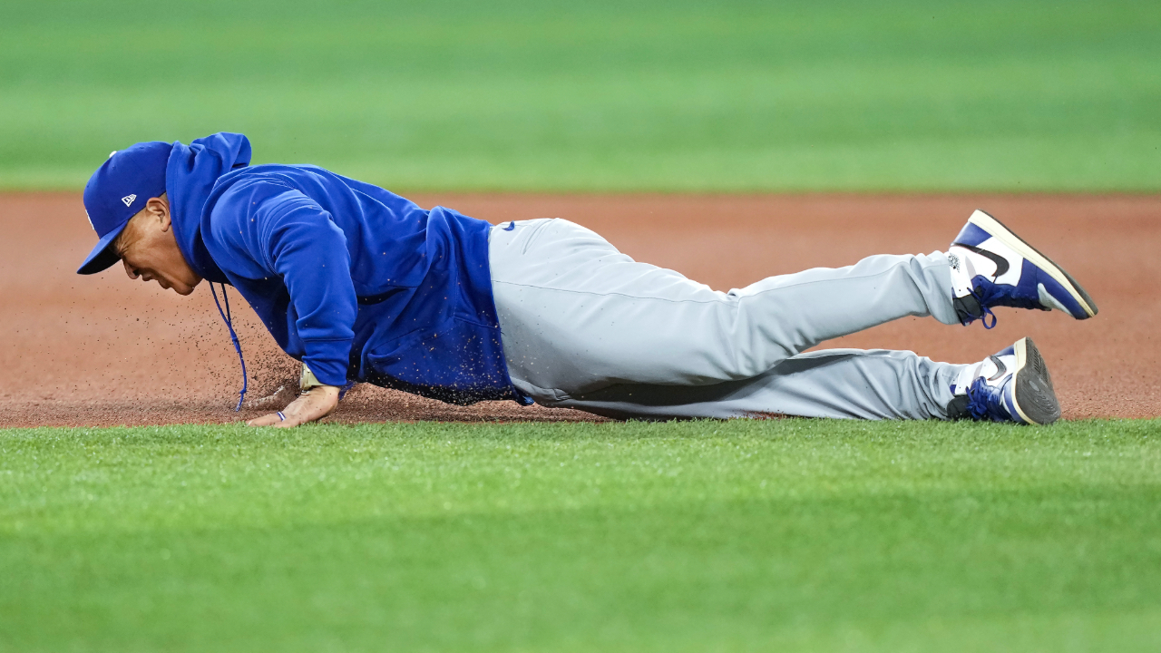 Dave Roberts vows to never sprint again after face-planting at Rogers ...