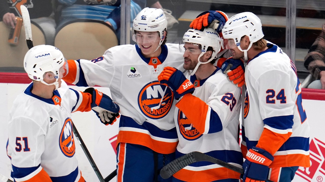 Matthew Schaefer breaks record in Islanders debut - Sportsnet.ca