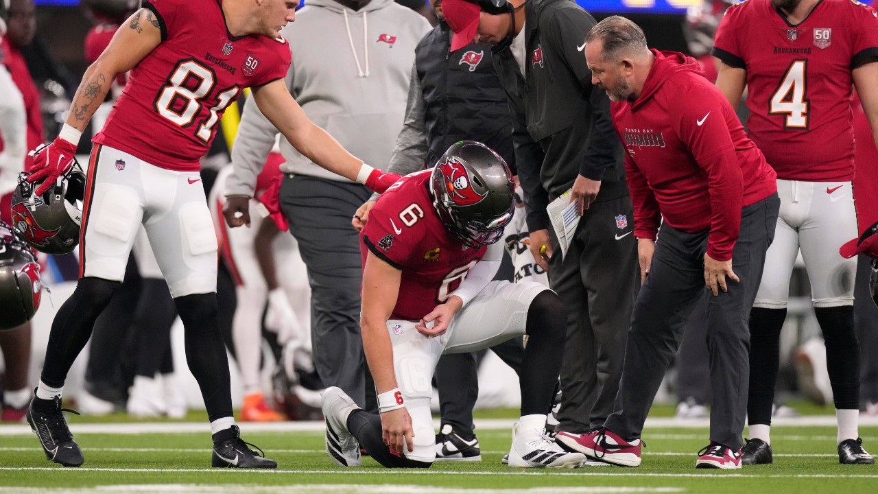Buccaneers QB Baker Mayfield exits vs. Rams with left shoulder injury ...