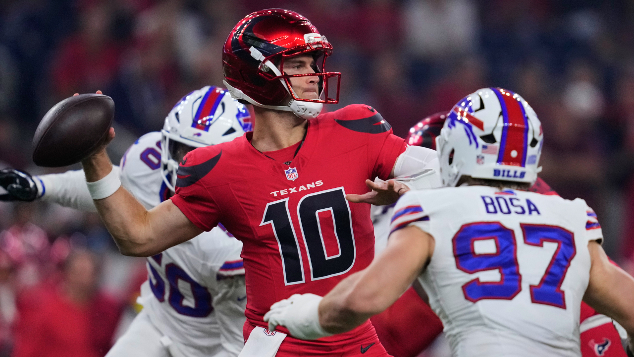 Referee Adrian Hill leaves Bills-Texans game with leg injury