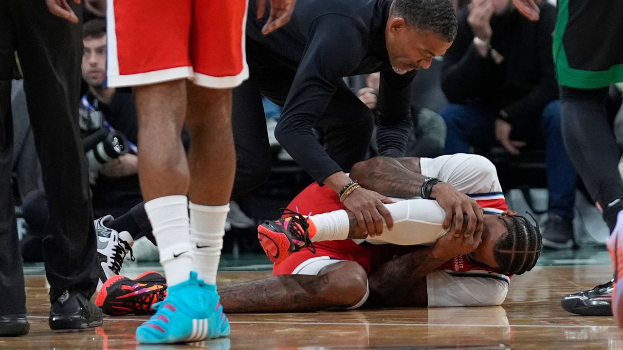 Clippers' Derrick Jones Jr. leaves game with apparent knee injury - Sportsnet.ca