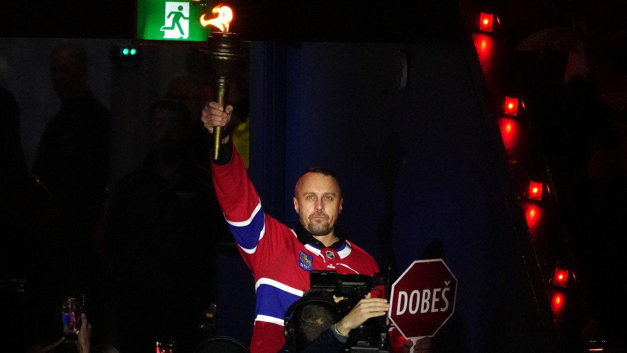 Former Canadiens goalie Halak carries torch to raucous ovation before ...