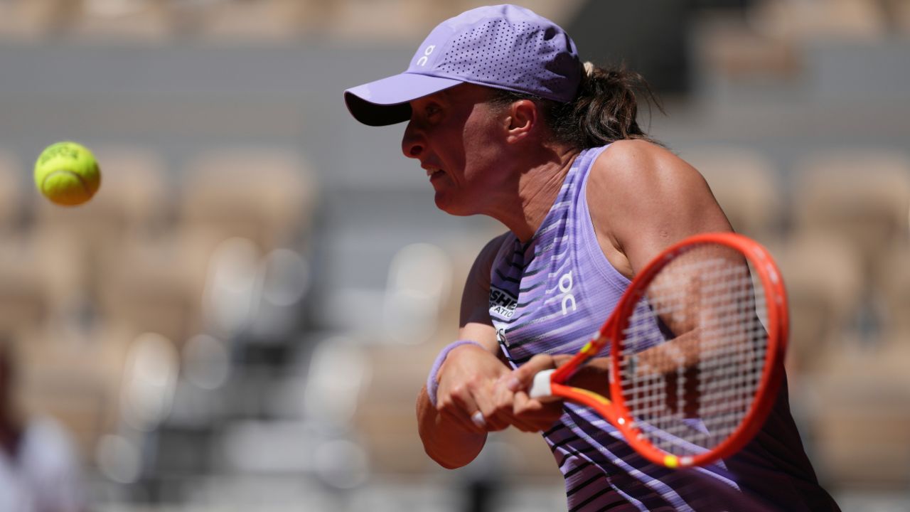 Four-time champion Iga Swiatek moves into third round at French Open ...