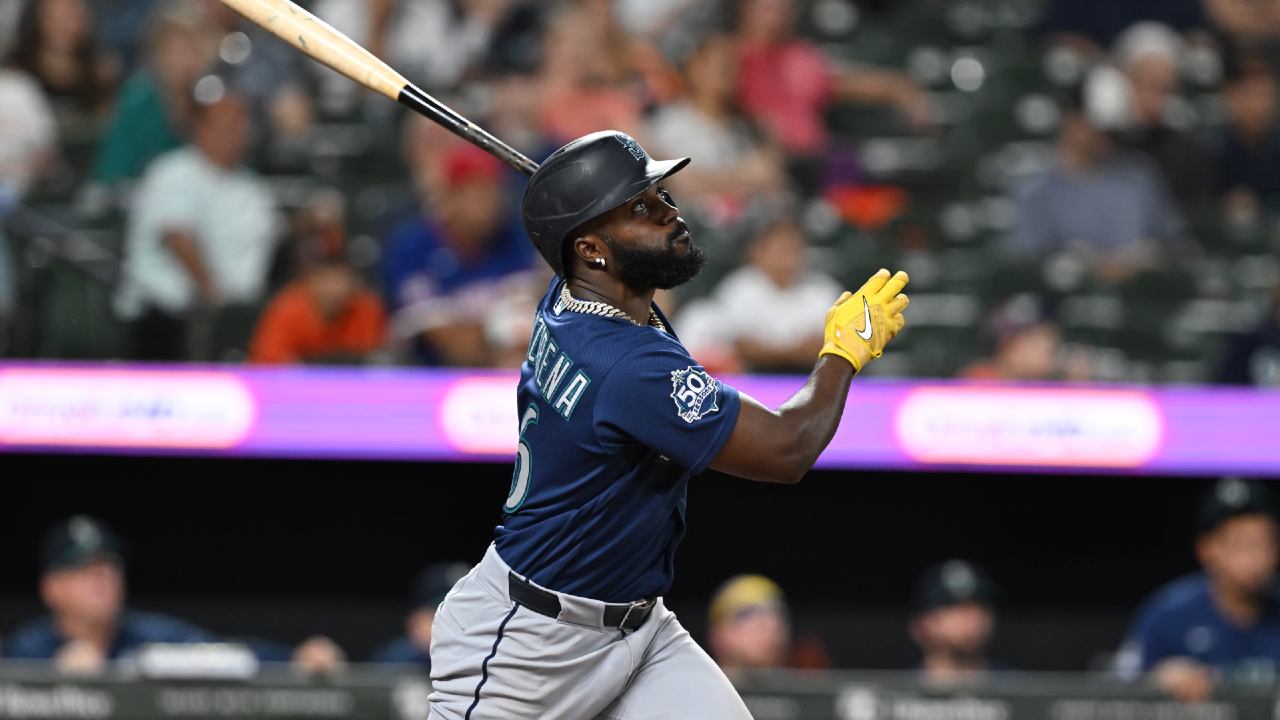 Mariners outfielder Randy Arozarena leaves with apparent leg injury ...